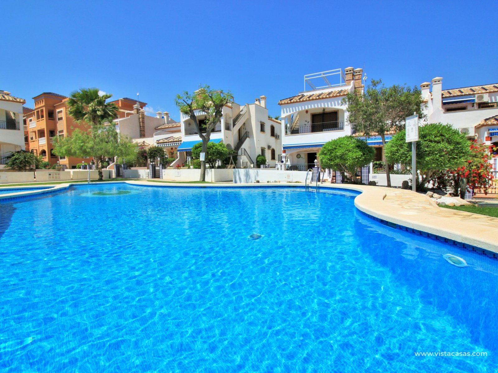 Ground floor apartment overlooking the pool pau 8