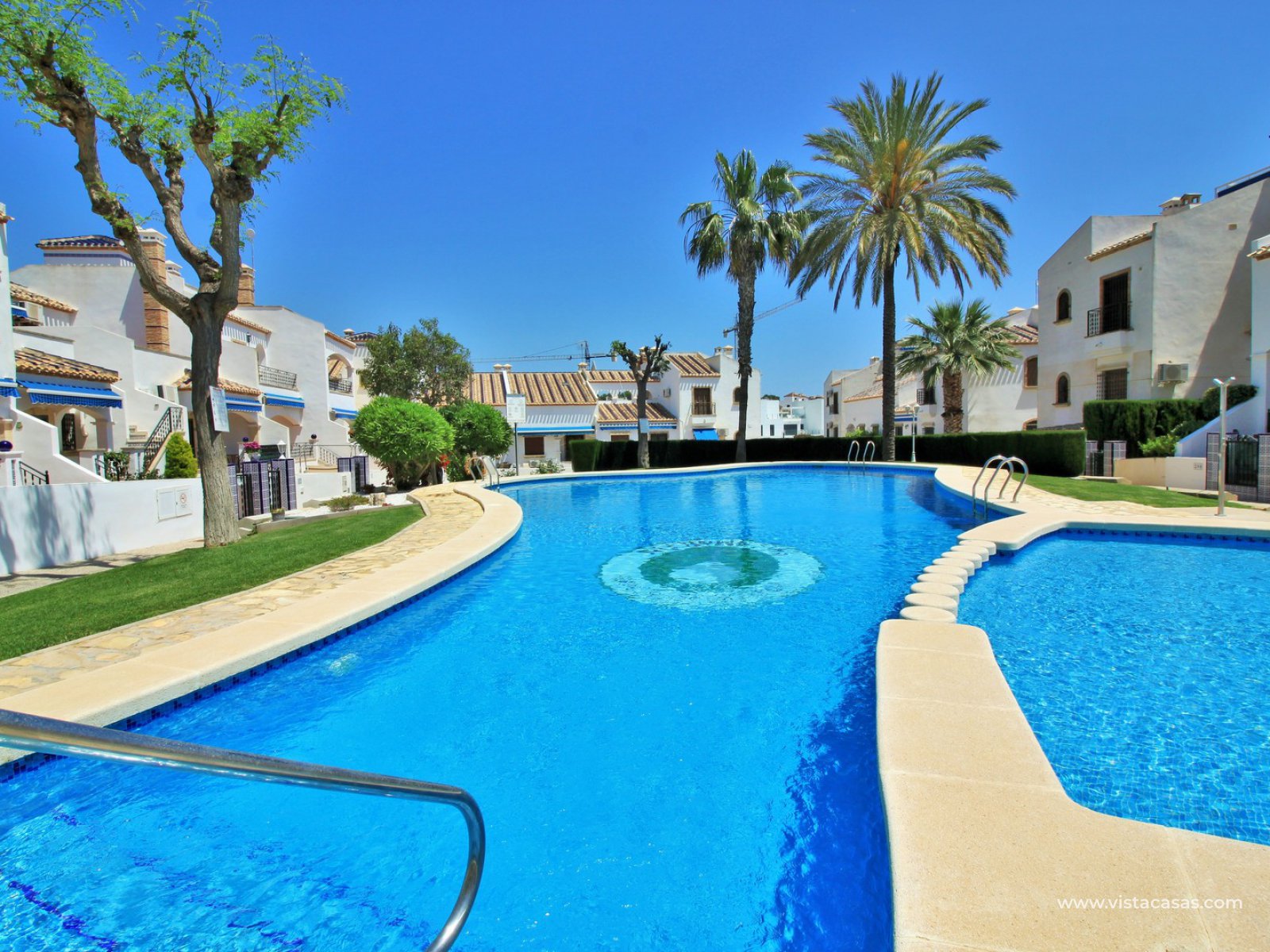 Ground floor apartment overlooking the pool pau 8